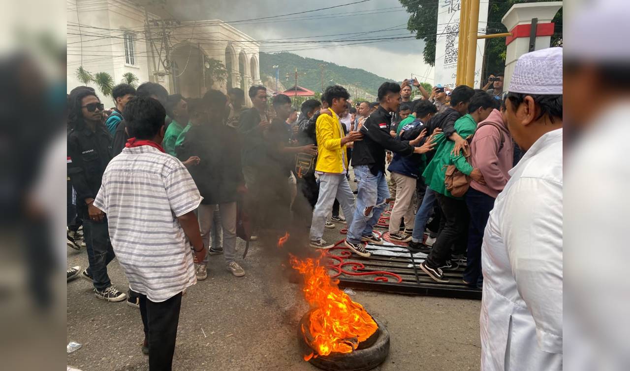 Demo Tolak Tapera di Gorontalo Diwarnai Aksi Dorong Antara Mahasiswa ...
