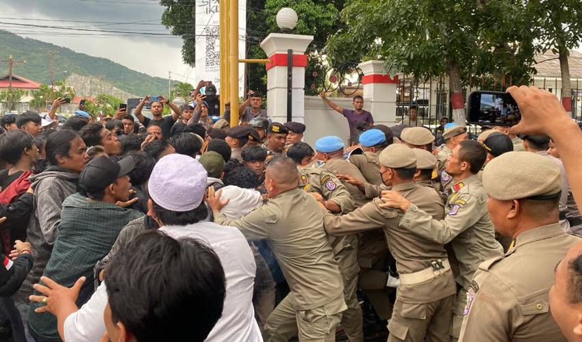 Demo Tolak Tapera di Gorontalo Diwarnai Aksi Dorong Antara Mahasiswa ...