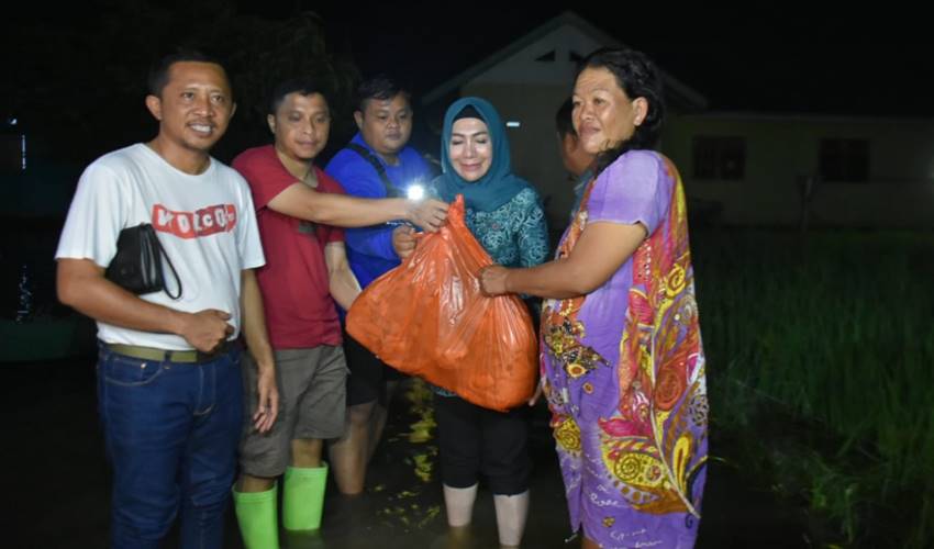 Kunjungi Korban Banjir, Fory Naway Bagi-bagi Makanan Siap Saji - Hargo ...