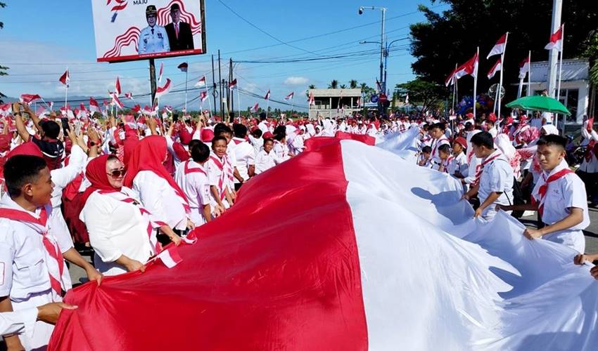 Pencanangan HUT RI: ASN dan Siswa di Bone Bolango Bentangkan Bendera Merah Putih Panjang 79 ...