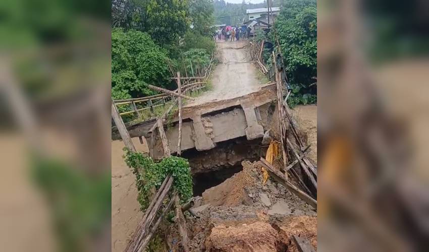 Jembatan Penghubung antar Desa di Pulubala Ambruk Diterjang Banjir - Hargo.co.id